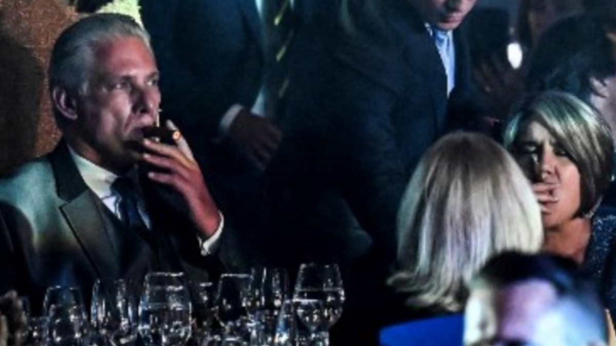 Díaz-Canel y Lis Cuesta fueron captados fumando puros en la clausura del festival del habano (FOTOS)