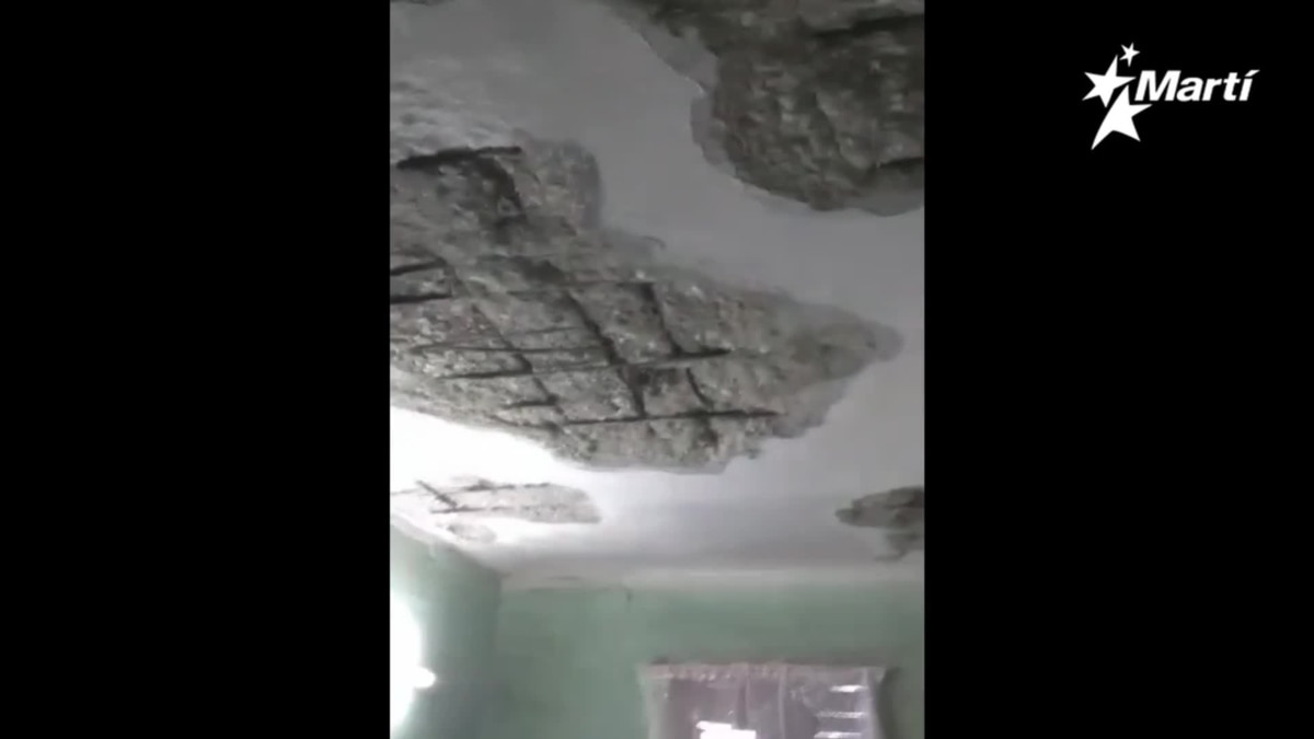 Techos en muy mal estado en edificio en peligro de derrumbe en Antilla