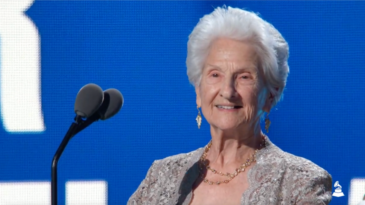 La cantante cubana, Ángela Álvarez, de 95 años, gana el Latin Grammy y ...
