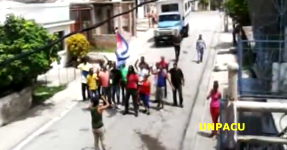 Rapero y activistas que filmaban videoclip siguen en los calabozos