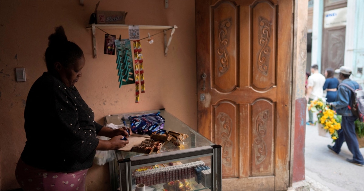 "Cerrar y emigrar", nuevo decreto apaga al sector privado en Cuba