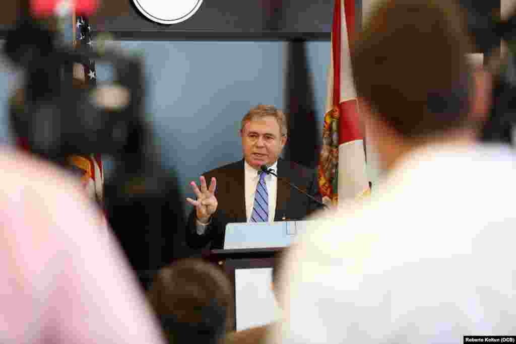 Conferencia de prensa en Miami sobre demanda de médicos cubanos a la OPS