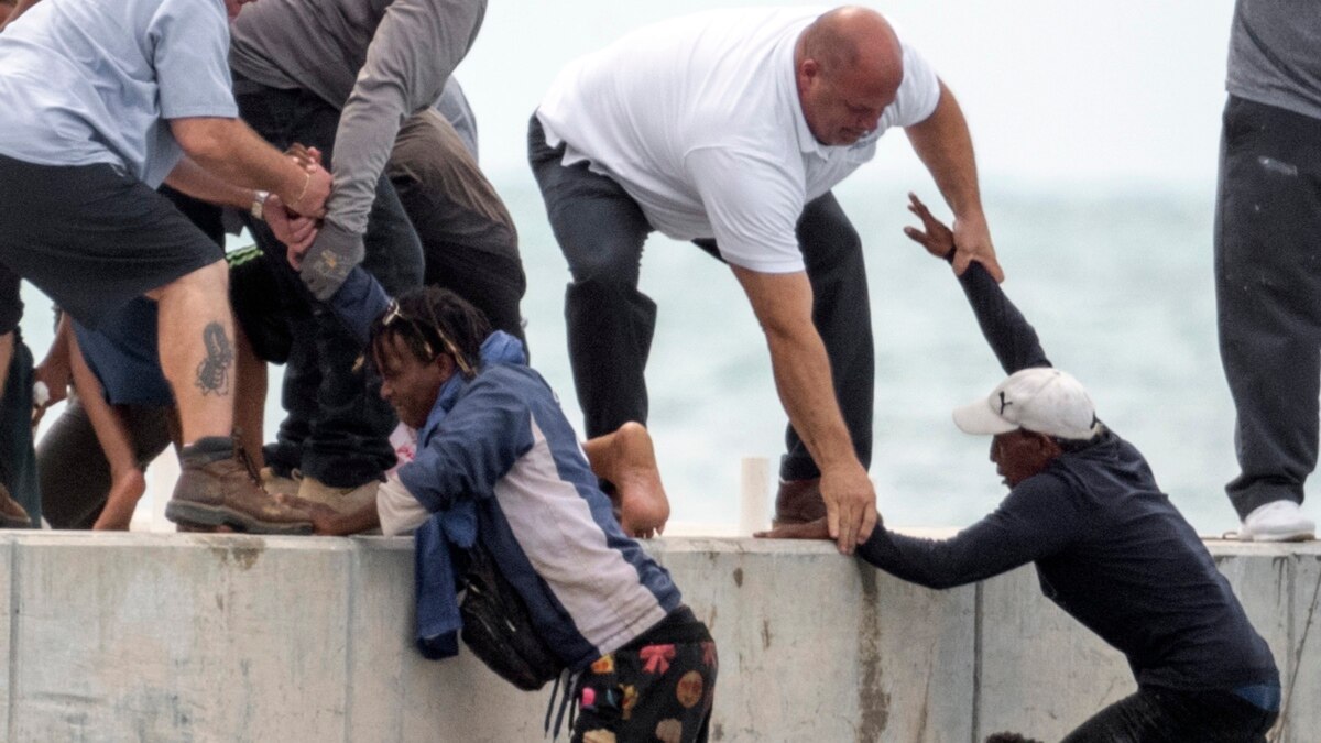 Más de 50 cubanos deportados el jueves por vía aérea; "No ponga en ...