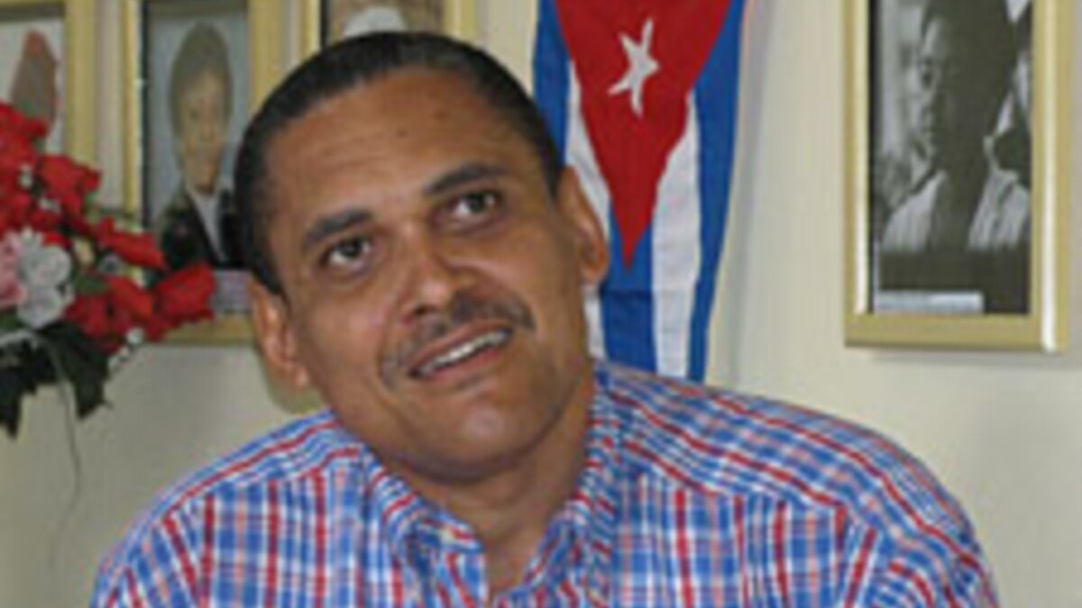 Recibe Jorge Olivera Premio Nacional de Literatura Independiente