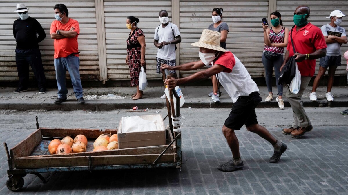 Cubanos salen en defensa de los carretilleros: "es demasiado el abuso"