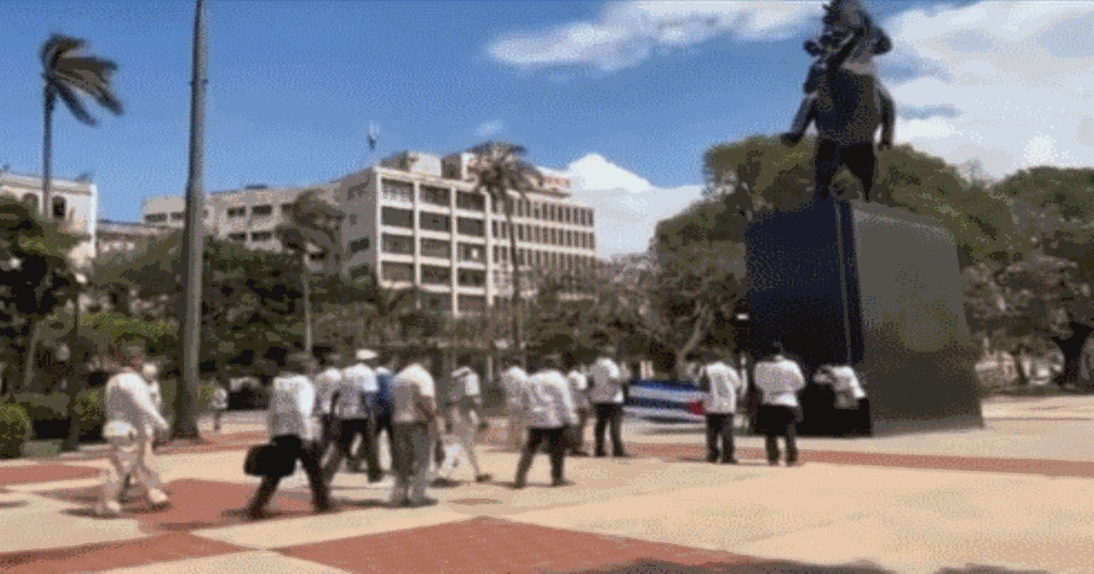 Masones rinden homenaje a Martí frente a su estatua ecuestre en La ...